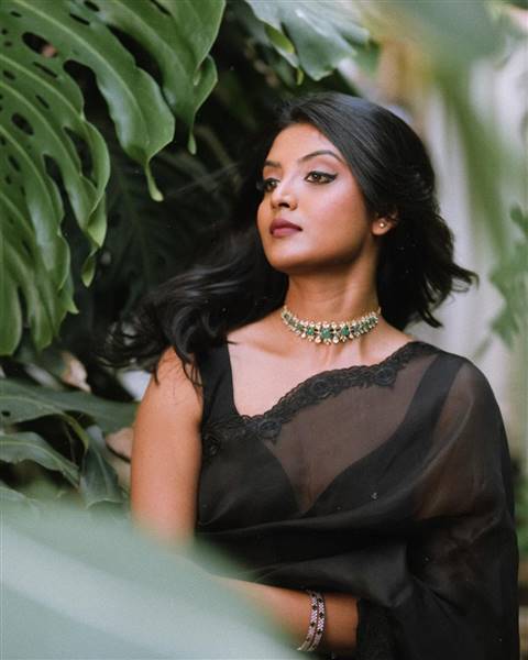 கருப்பு நிற ட்ரான்ஸ்பிரன்ட் புடவையில் 'கேப்டன் மில்லர்' பட நாயகி.. ஸ்டன்னிங் பிக்ஸ்! | Actress ...