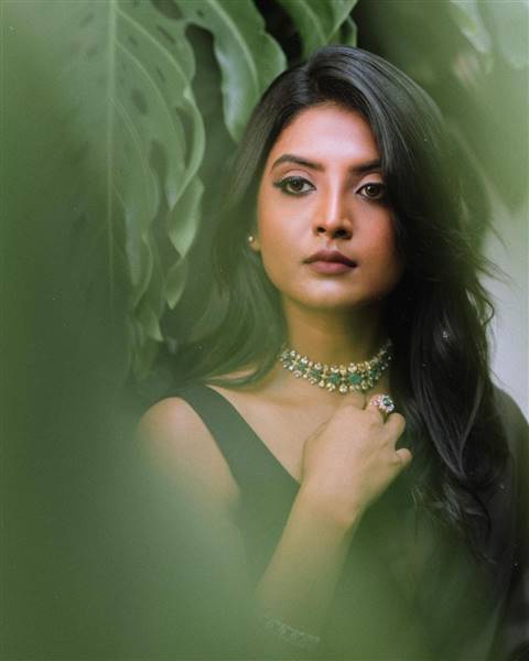 கருப்பு நிற ட்ரான்ஸ்பிரன்ட் புடவையில் 'கேப்டன் மில்லர்' பட நாயகி ...