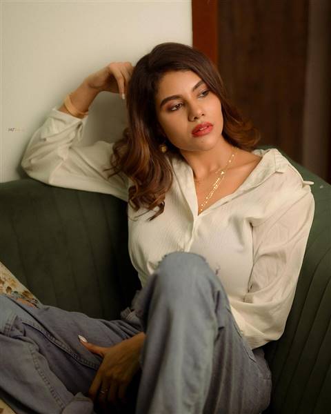 ரெட் கலர் அவுட்பிட்டில் கலக்கும் சீரியல் நடிகை.. லைக்குகளை குவிக்கும் ...