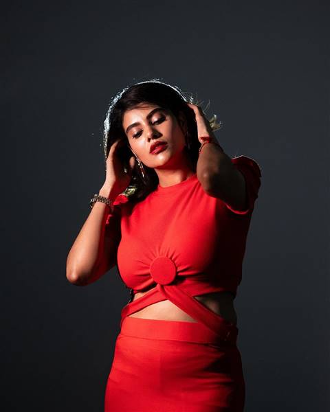 ரெட் கலர் அவுட்பிட்டில் கலக்கும் சீரியல் நடிகை.. லைக்குகளை குவிக்கும் ...