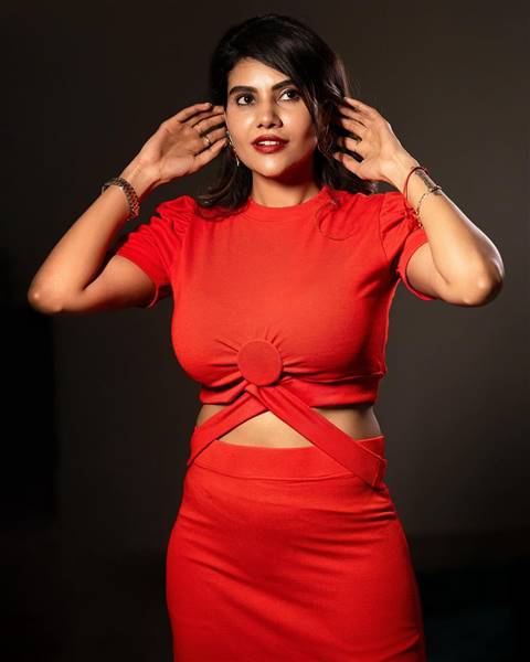 ரெட் கலர் அவுட்பிட்டில் கலக்கும் சீரியல் நடிகை.. லைக்குகளை குவிக்கும் லேட்டஸ்ட் க்ளிக்ஸ் ...