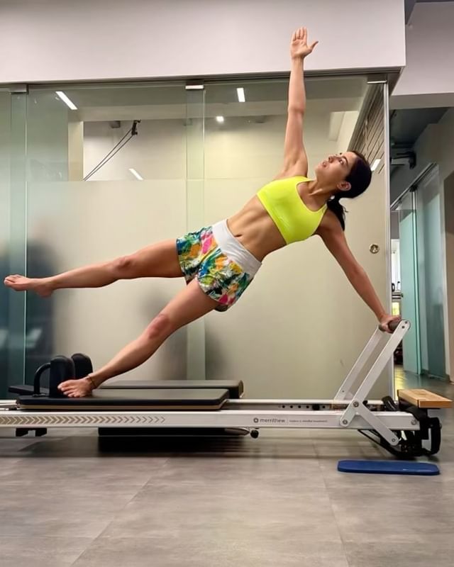 సొగసుల విందుతో సెగలు పుట్టిస్తున్న సారా అలీఖాన్. | Actress Sara Ali ...