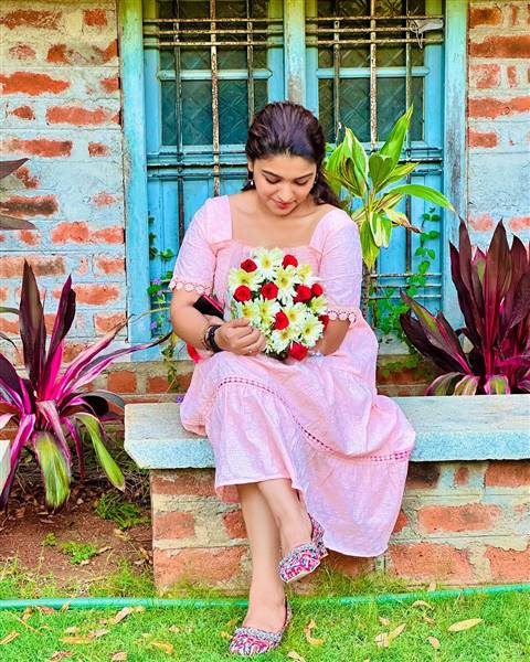 கணவனுக்கு பாய் சொல்லிவிட்டு.. தோழிகளுடன் ஜாலி ட்ரிப் சென்ற சீரியல் ...