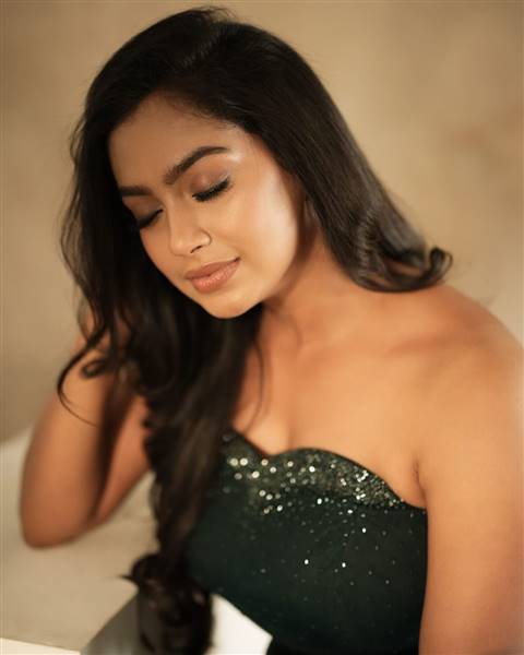 ஸ்டன்னிங் அவுட்பிட்டில் கலக்கும் சீரியல் நடிகை.. லைக்குகளை குவிக்கும் ...