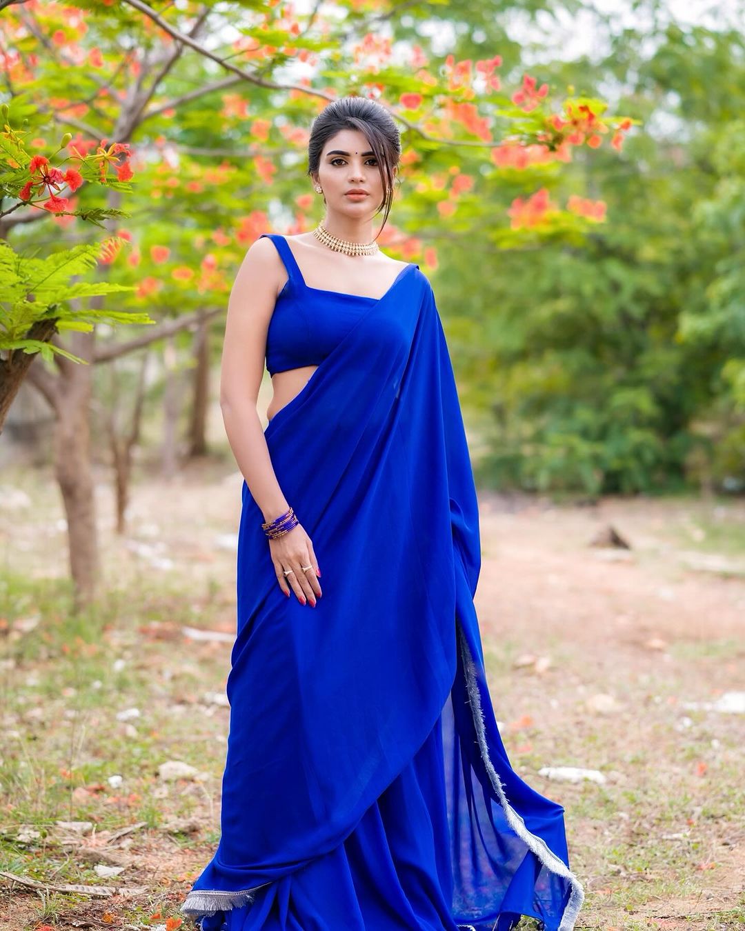 సోకుల విందుతో సెగలు పుట్టిస్తున్న వర్ష.. డోస్ మాములుగా లేదుగా ...