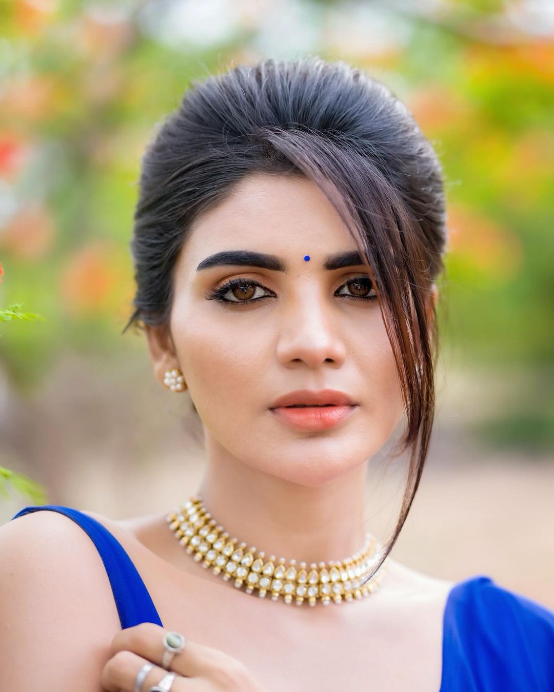 సోకుల విందుతో సెగలు పుట్టిస్తున్న వర్ష.. డోస్ మాములుగా లేదుగా ...