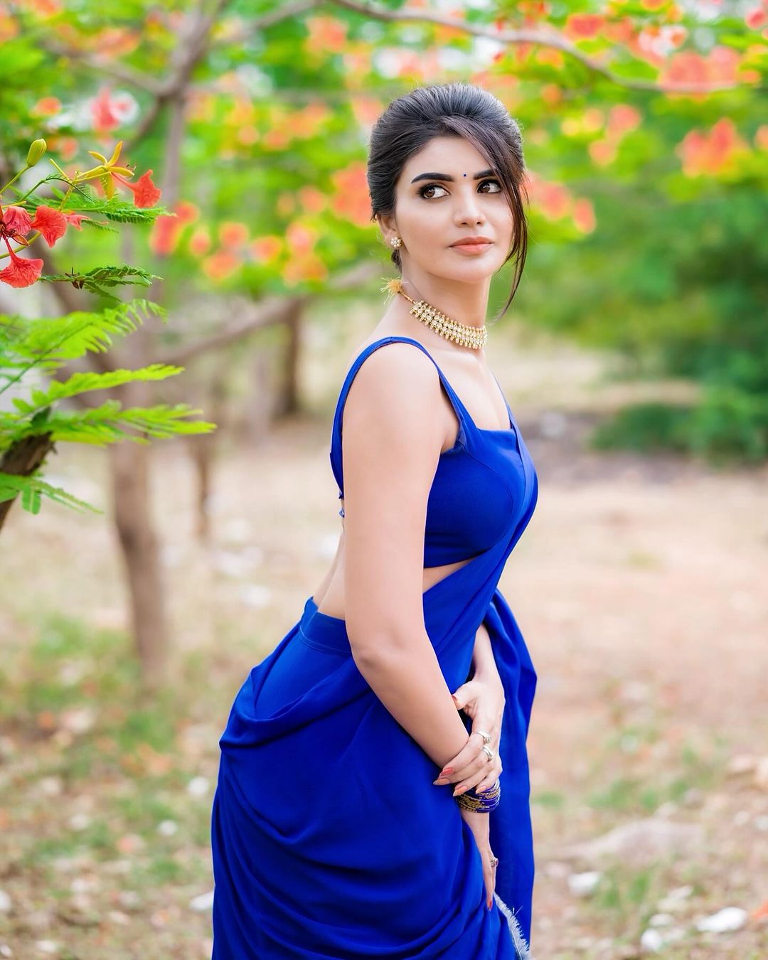 సోకుల విందుతో సెగలు పుట్టిస్తున్న వర్ష.. డోస్ మాములుగా లేదుగా ...