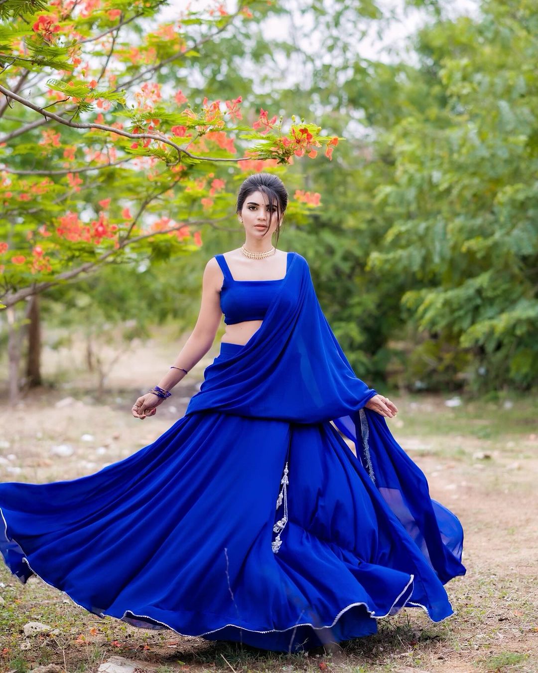 సోకుల విందుతో సెగలు పుట్టిస్తున్న వర్ష.. డోస్ మాములుగా లేదుగా ...