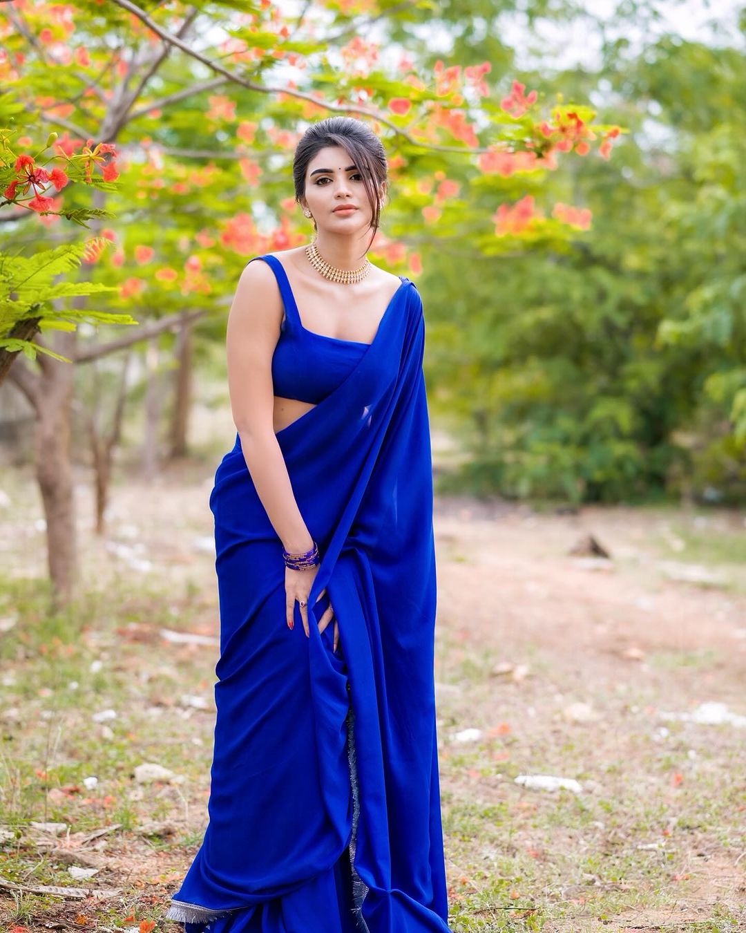సోకుల విందుతో సెగలు పుట్టిస్తున్న వర్ష.. డోస్ మాములుగా లేదుగా ...