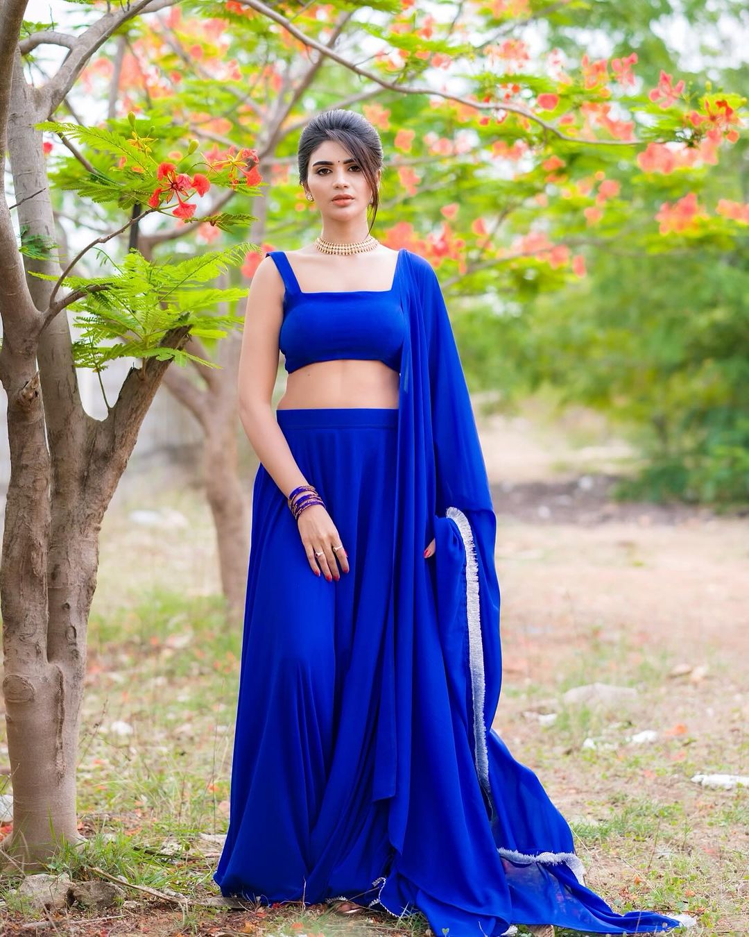 సోకుల విందుతో సెగలు పుట్టిస్తున్న వర్ష.. డోస్ మాములుగా లేదుగా ...