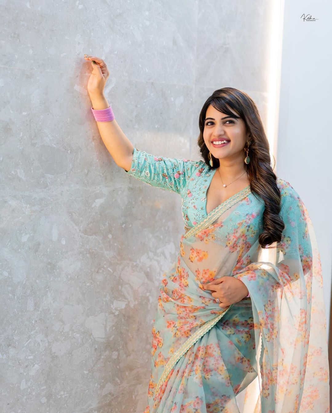 కొంగుచాటు అందాలతో కుర్రకారును చిత్తు చేస్తున్న స్రవంతి చొక్కారపు ...