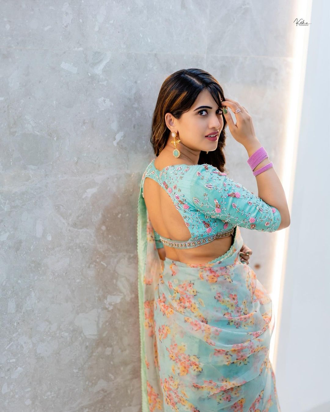 కొంగుచాటు అందాలతో కుర్రకారును చిత్తు చేస్తున్న స్రవంతి చొక్కారపు ...