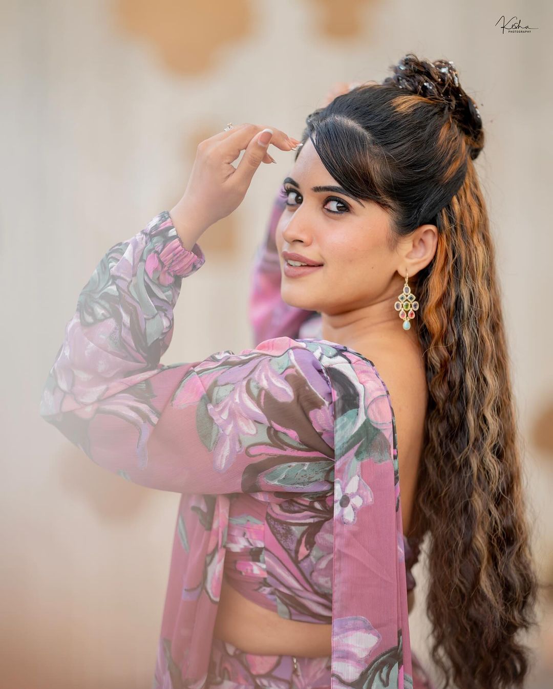 సొగసులతో చిచ్చు పెట్టేస్తున్న స్రవంతి చొక్కారపు.. డోస్ పెంచేస్తుందిగా ...