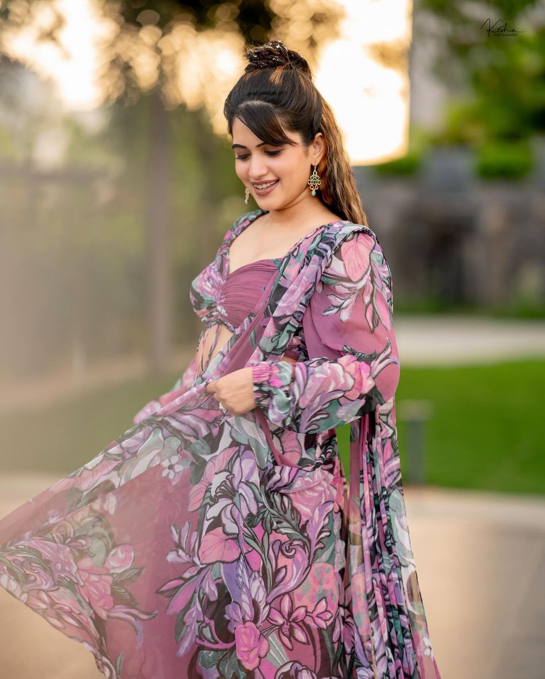 సొగసులతో చిచ్చు పెట్టేస్తున్న స్రవంతి చొక్కారపు.. డోస్ పెంచేస్తుందిగా ...