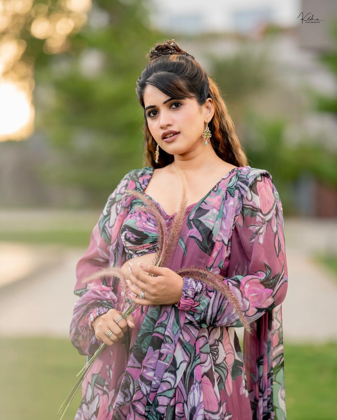 సొగసులతో చిచ్చు పెట్టేస్తున్న స్రవంతి చొక్కారపు.. డోస్ పెంచేస్తుందిగా ...