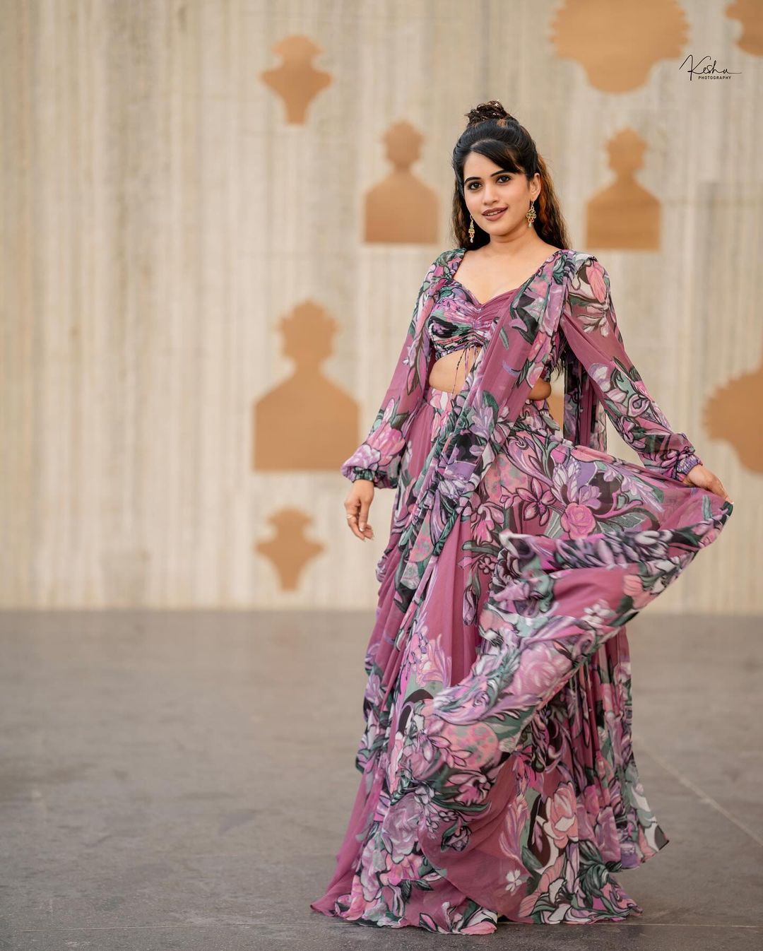 సొగసులతో చిచ్చు పెట్టేస్తున్న స్రవంతి చొక్కారపు.. డోస్ పెంచేస్తుందిగా ...