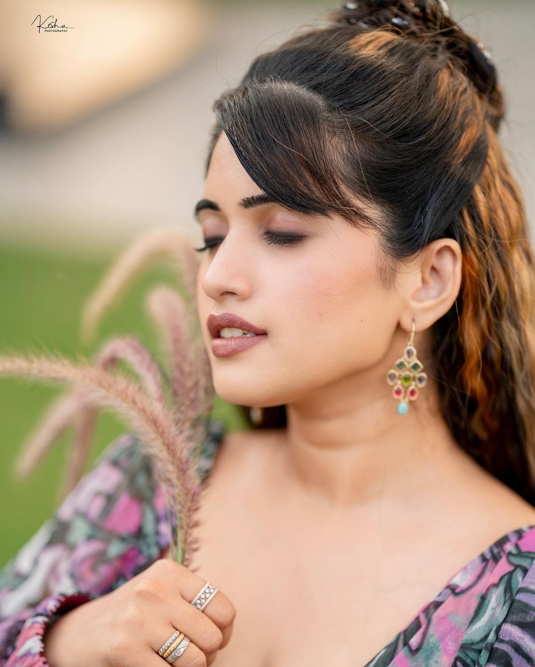 సొగసులతో చిచ్చు పెట్టేస్తున్న స్రవంతి చొక్కారపు.. డోస్ పెంచేస్తుందిగా ...