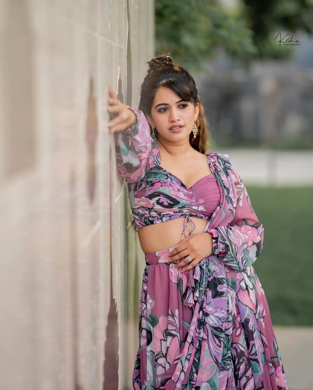 సొగసులతో చిచ్చు పెట్టేస్తున్న స్రవంతి చొక్కారపు.. డోస్ పెంచేస్తుందిగా ...