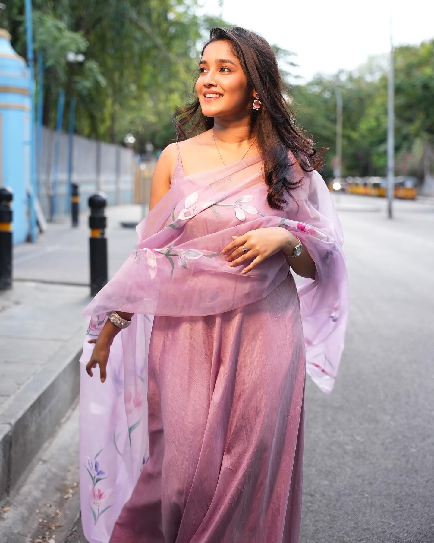 ஆட்டோவில் ஊர் சுத்த கிளம்பிட்டாங்கய்யா.. குட்டி நயனின் லேட்டஸ்ட் போட்டோஷூட்..! | Anikha ...