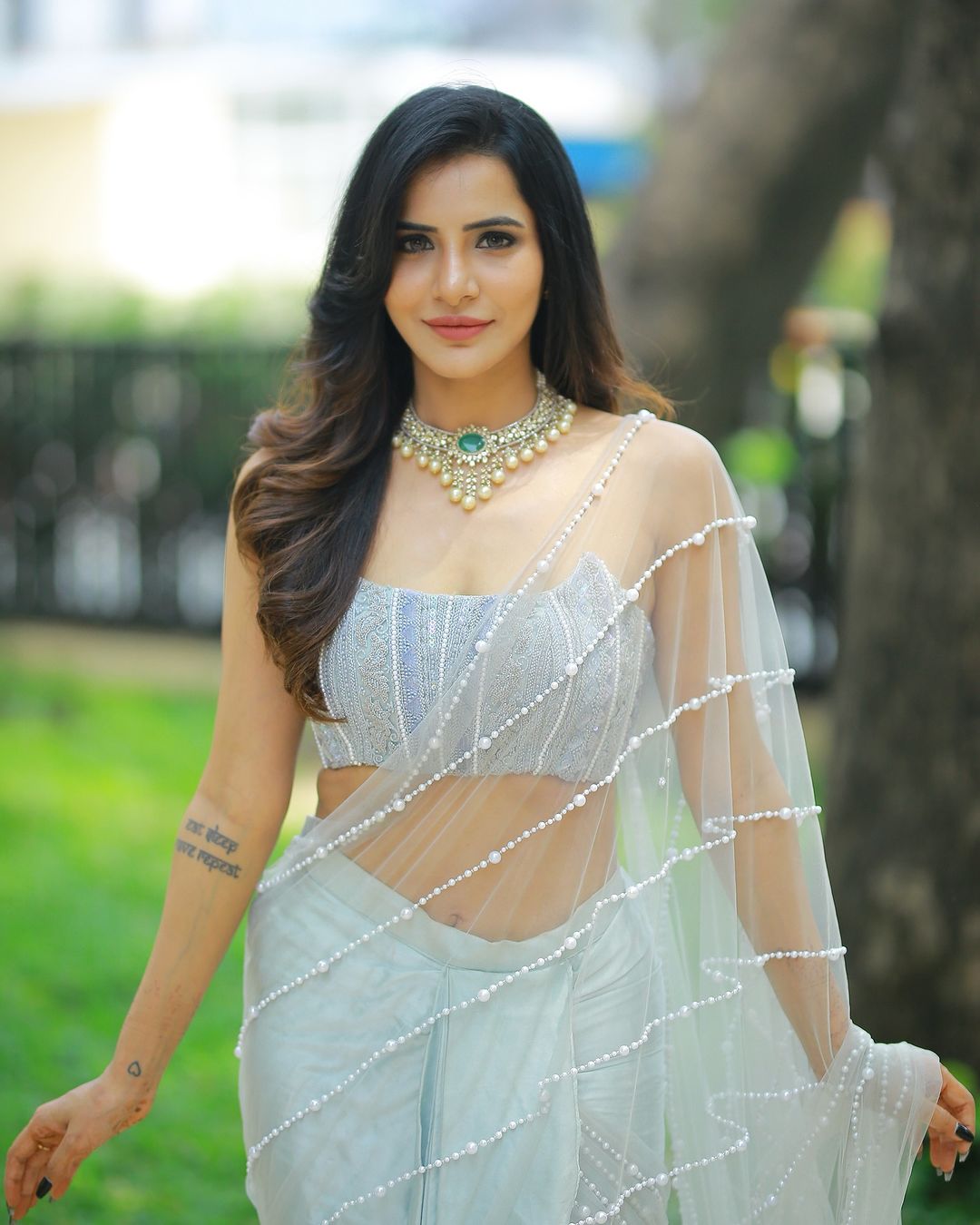 ఉల్లిపొర లాంటి చీరలో అందాలన్నీ ఒలకబోస్తూ ఊరించేస్తున్న అషు రెడ్డి | Ashu Reddy Oozing Beauty ...