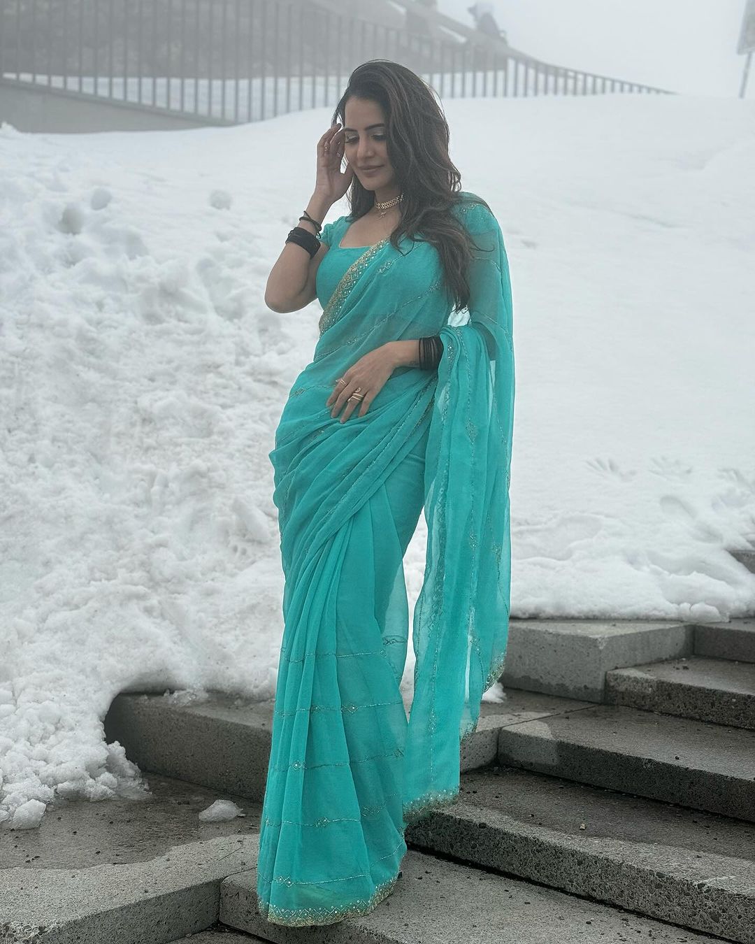 ఉల్లిపొర లాంటి చీరలో అందాలన్నీ ఒలకబోస్తూ ఊరించేస్తున్న అషు రెడ్డి ...