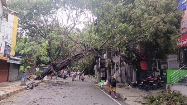 Photos of Bengaluru Rain: ಬೆಂಗಳೂರಿಗರಿಗೆ ಮುಂಗಾರು ಮಳೆ ಆರಂಭದಲ್ಲೇ ಶಾಕ್: ಜನ ತತ್ತರ | Bengaluru Rain ...