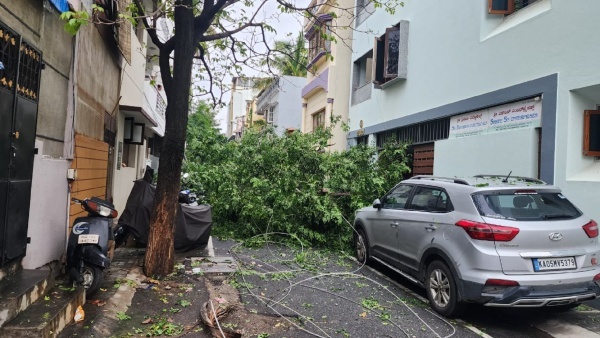 Photos of Bengaluru Rain: ಬೆಂಗಳೂರಿಗರಿಗೆ ಮುಂಗಾರು ಮಳೆ ಆರಂಭದಲ್ಲೇ ಶಾಕ್: ಜನ ತತ್ತರ | Bengaluru Rain ...
