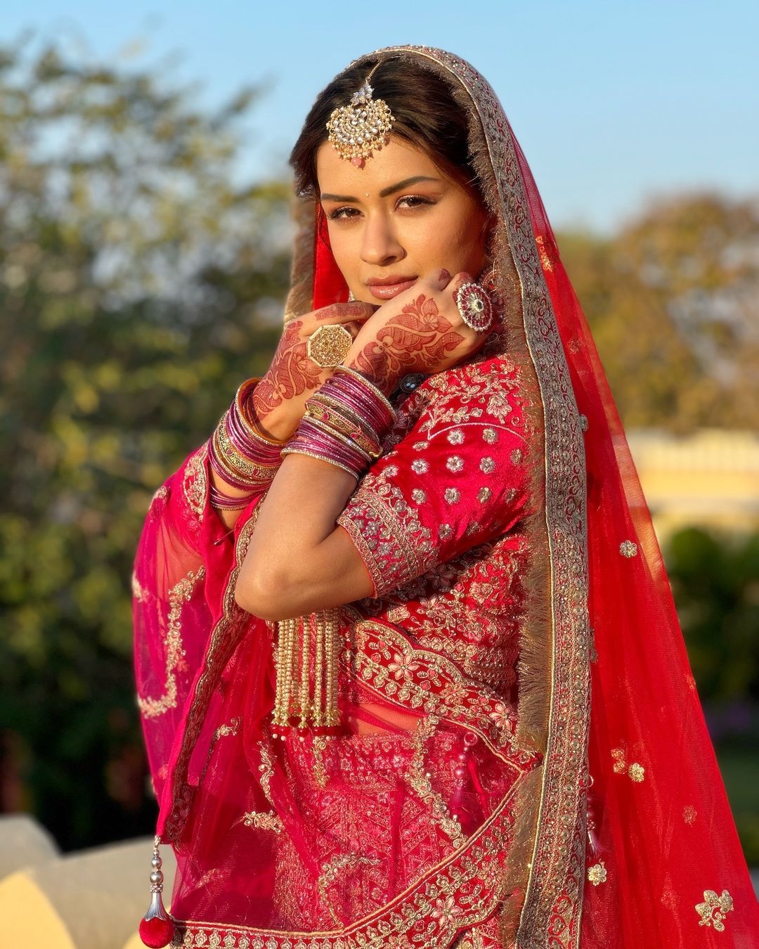 लाल रंग के लहंगे में अवनीत कौर दिखीं बेहद खूबसूरत, कातिलाना अंदाज पर ...
