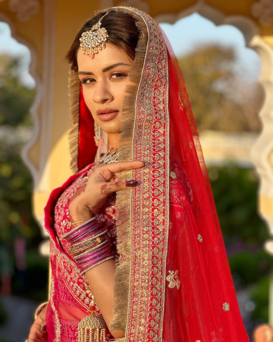लाल रंग के लहंगे में अवनीत कौर दिखीं बेहद खूबसूरत, कातिलाना अंदाज पर ...