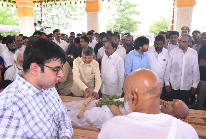 రామోజీరావు అంత్యక్రియలు పూర్తి.. పాడే మోసిన చంద్రబాబు | Chandrababu ...