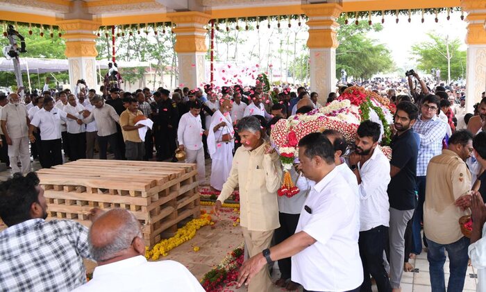 రామోజీరావు అంత్యక్రియలు పూర్తి.. పాడే మోసిన చంద్రబాబు | Chandrababu ...