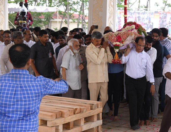 రామోజీరావు అంత్యక్రియలు పూర్తి.. పాడే మోసిన చంద్రబాబు | Chandrababu ...