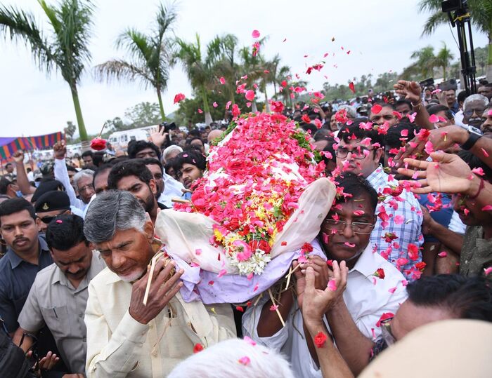 రామోజీరావు అంత్యక్రియలు పూర్తి.. పాడే మోసిన చంద్రబాబు | Chandrababu ...