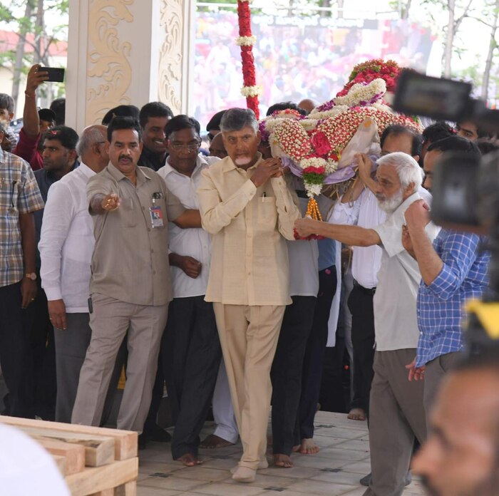 రామోజీరావు అంత్యక్రియలు పూర్తి.. పాడే మోసిన చంద్రబాబు | Chandrababu ...