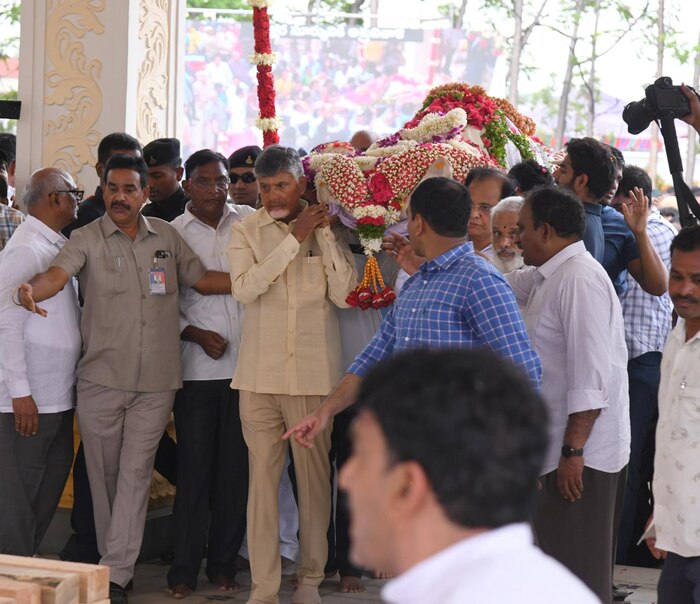 రామోజీరావు అంత్యక్రియలు పూర్తి.. పాడే మోసిన చంద్రబాబు | Chandrababu ...