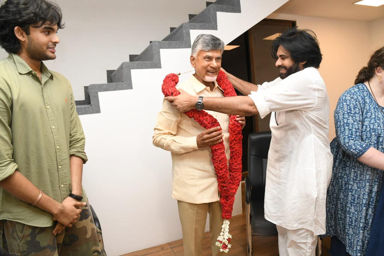 జనసేన పార్టీ కార్యాలయంలో చంద్రబాబు-పవన్ కల్యాణ్ భేటీ.. ఎన్నికల ఫలితాలపై ...