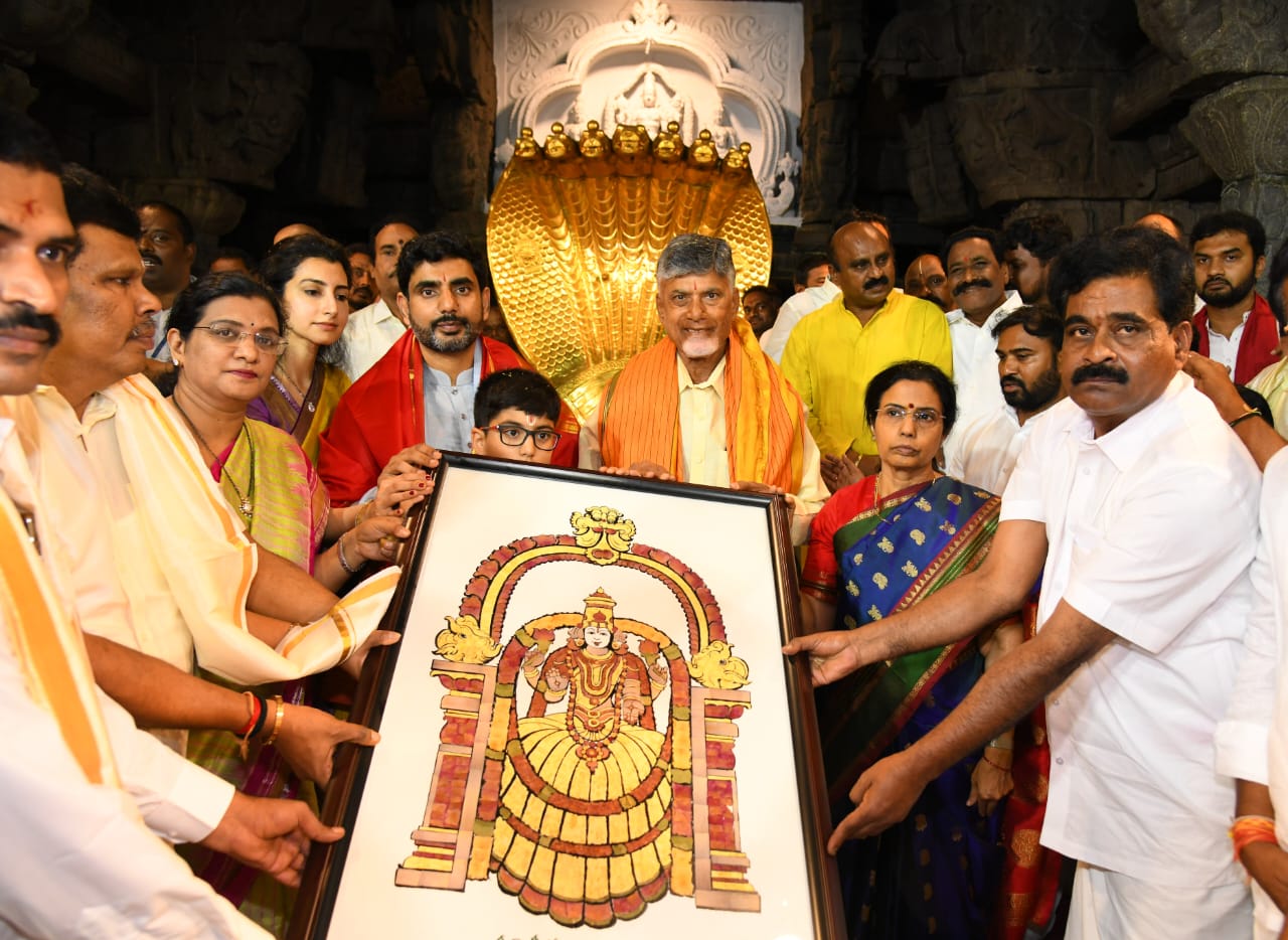 తిరుమల శ్రీవారి దర్శించుకున్న చంద్రబాబు.. అఖిలాండం వద్ద మొక్కులు చెల్లించుకున్న కుటుంబ సభ్యులు ...