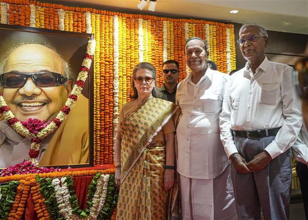 மலர்களால் அலங்கரிக்கப்பட்ட கருணாநிதி நினைவிடம்.. மாலை அணிவித்து மரியாதை ...