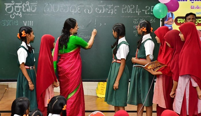 ಸರ್ಕಾರಿ ಶಾಲಾ ಮಕ್ಕಳಿಗೆ ಧಾರವಾಡ ಜಿಲ್ಲಾಧಿಕಾರಿ ದಿವ್ಯ ಪ್ರಭು ಪಾಠ | Dharwad DC ...