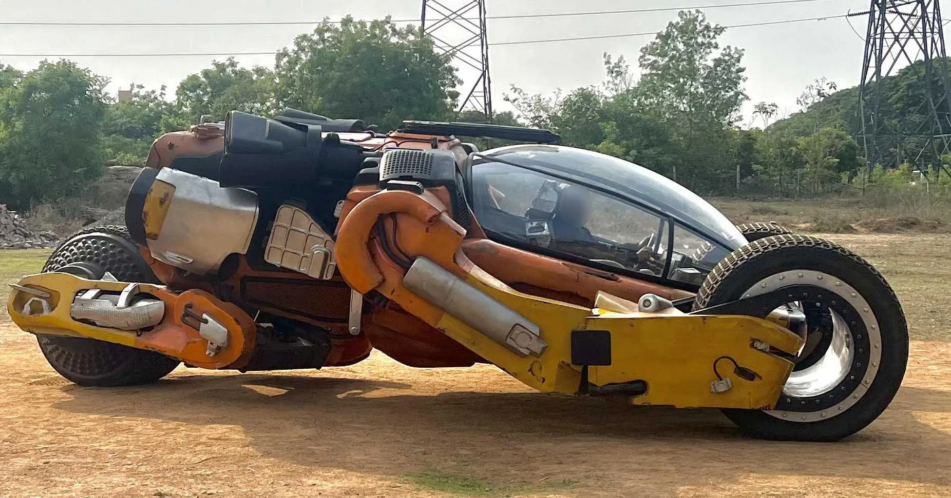 கல்கி படத்திற்காக உருவாக்கப்பட்ட வாகனம்.. 'புஜ்ஜி' காரா இல்ல கப்பலா ...