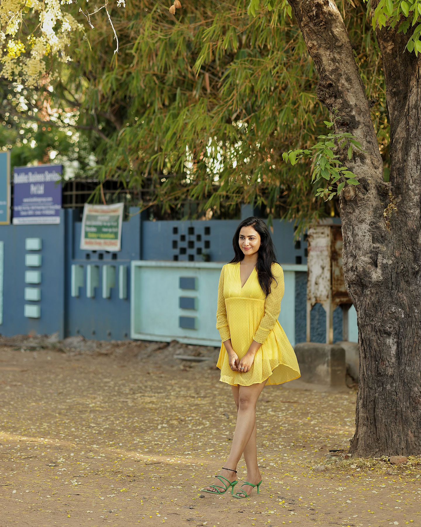 இவ்வளவு குட்டியான கவுனா.. கிளாமரில் கலக்கும் சீரியல் நடிகை.. பதறிய ...