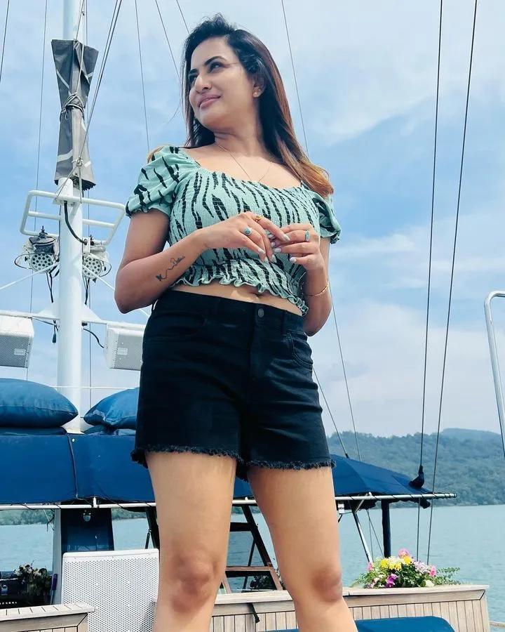 இவ்வளவு குட்டியான கவுனா.. கிளாமரில் கலக்கும் சீரியல் நடிகை.. பதறிய ரசிகர்கள்! | Janani Ashok ...