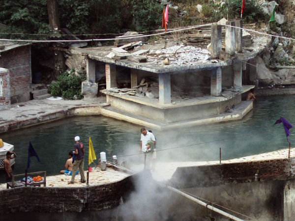 இயற்கையின் அற்புதம்.. மருத்துவ நன்மைகள் நிறைந்த இயற்கை வெந்நீர் ஊற்று ...