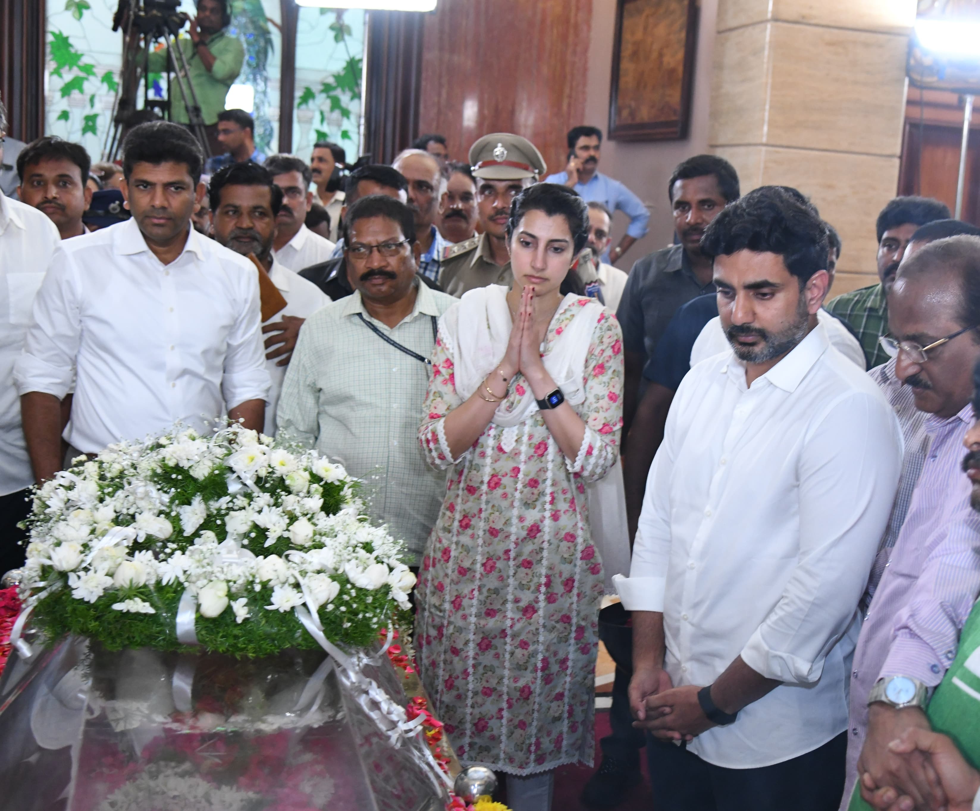 అక్షర యోధుడు రామోజీరావు గారి పార్థివదేహానికి నివాళులర్పించిన లోకేష్ ...