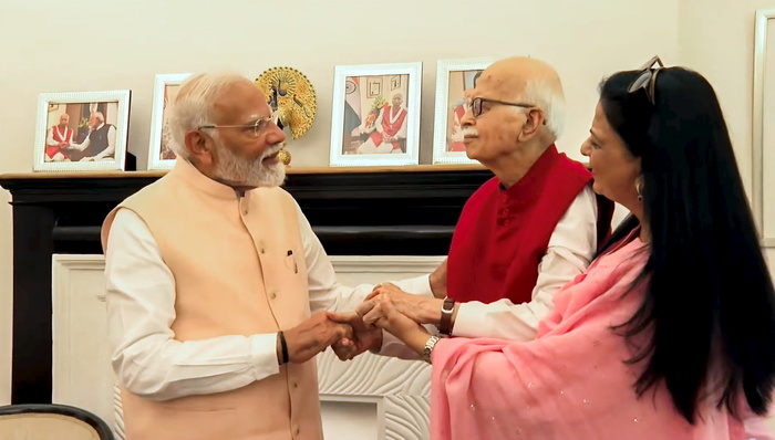 ఎల్‌.కె అడ్వాణీ, మురళీ మనోహార్ జోషితో నరేంద్ర మోదీ భేటీ. | Narendra ...