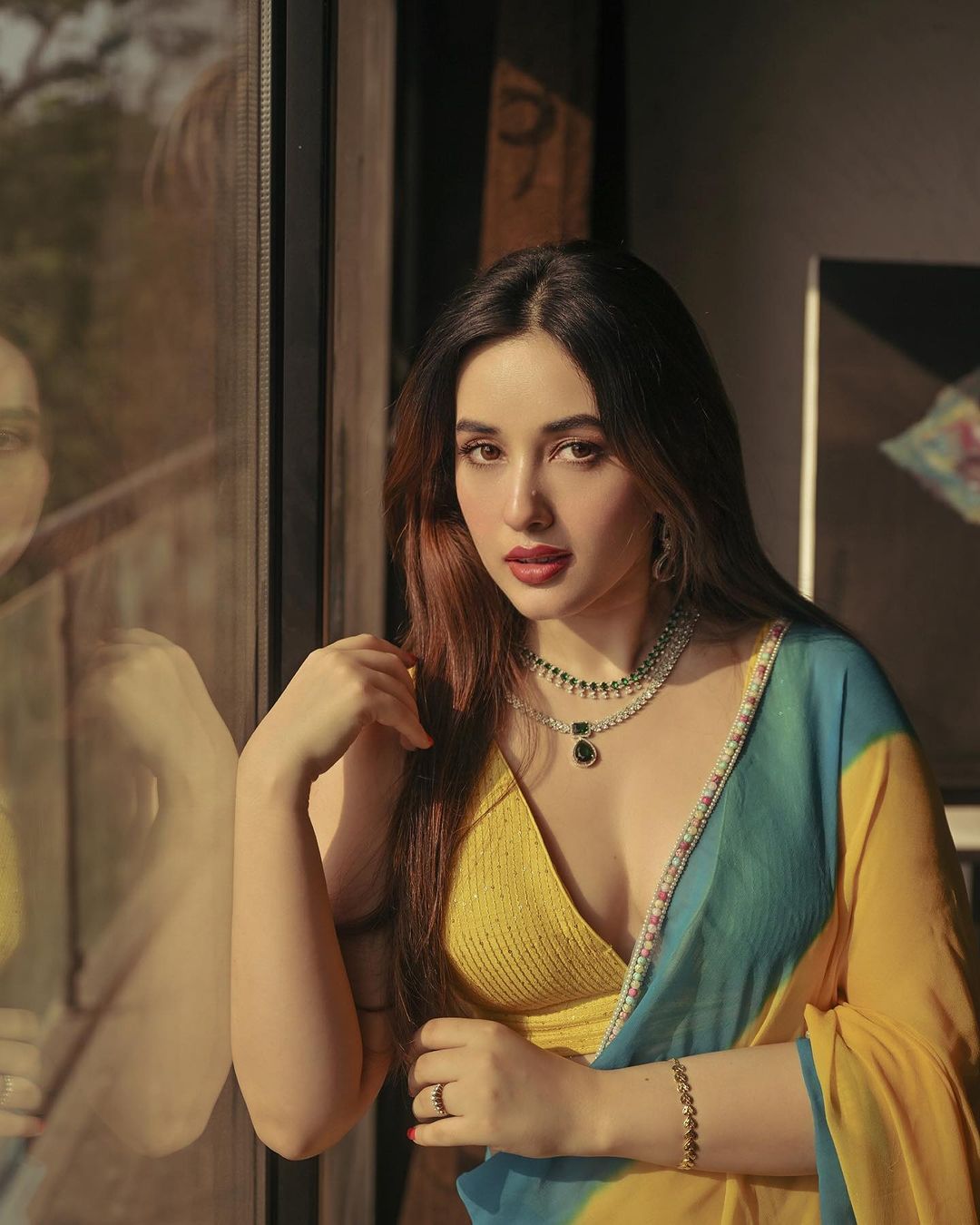 साड़ी पहन नेपाल की इस हसीना ने दिखाईं कातिलाना अदाएं, फोटोज देख हर अदाओं पर दिल हार गए फैंस ...