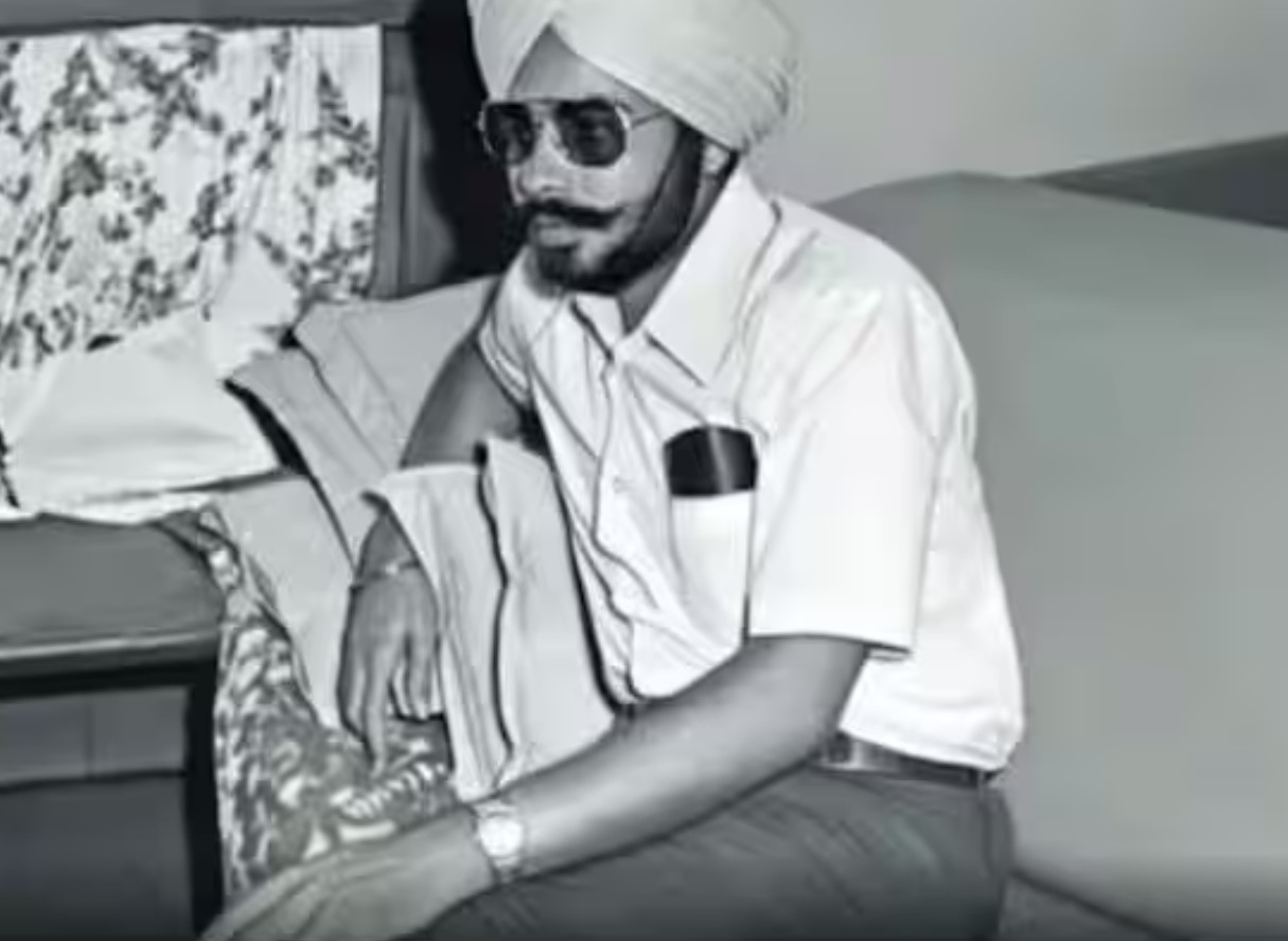 எமர்ஜென்சி காலத்தில் கைதில் இருந்து தப்பிக்க.. விதவிதமான மாறுவேடத்தில் ...