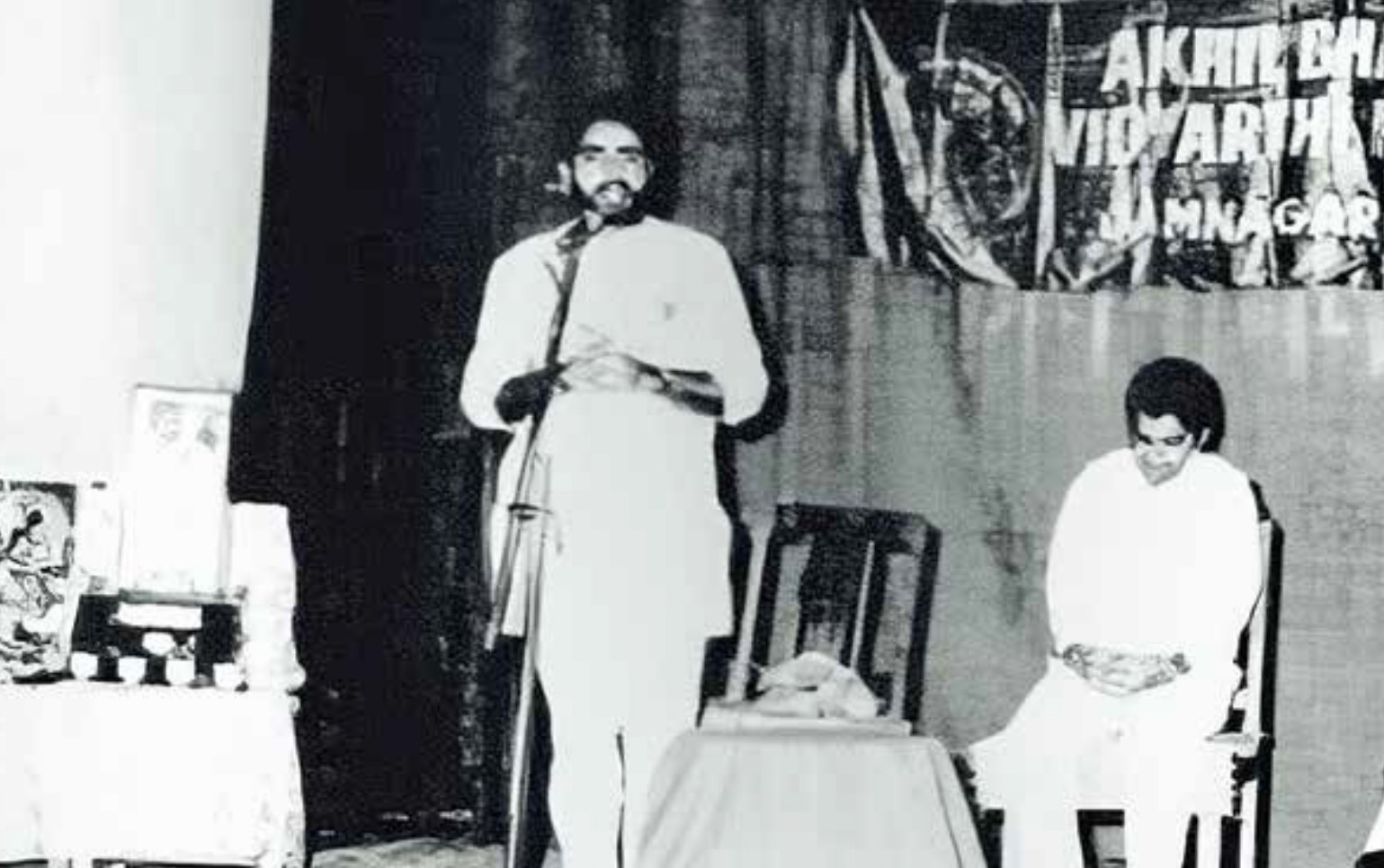 எமர்ஜென்சி காலத்தில் கைதில் இருந்து தப்பிக்க.. விதவிதமான மாறுவேடத்தில் ...