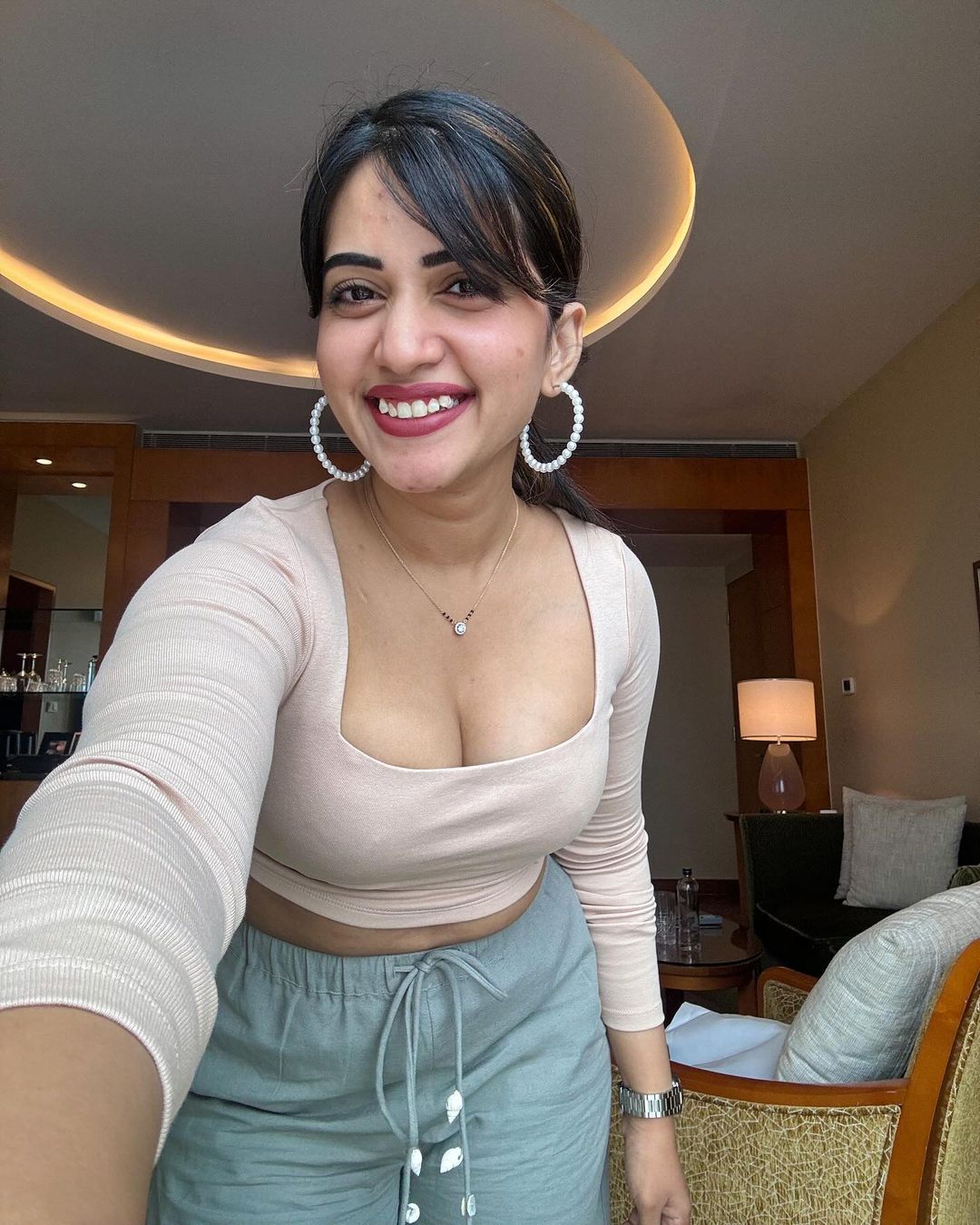 గోవా బీచ్‌లో చిల్ అవుతున్న స్రవంతి చొక్కారపు.. పాప జోరు మాములుగా లేదుగా! | Sravanthi Chokkarapu ...