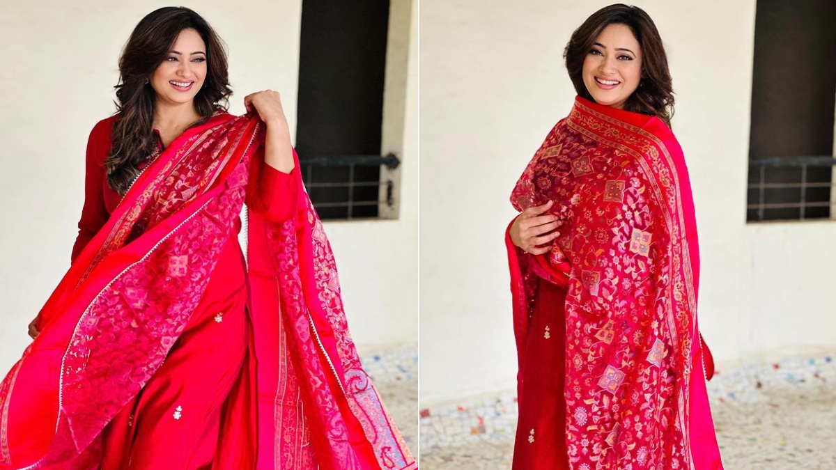 चेहरे पर प्यारी सी स्माइल देते हुए श्वेता तिवारी ने दिखाईं कातिलाना ...